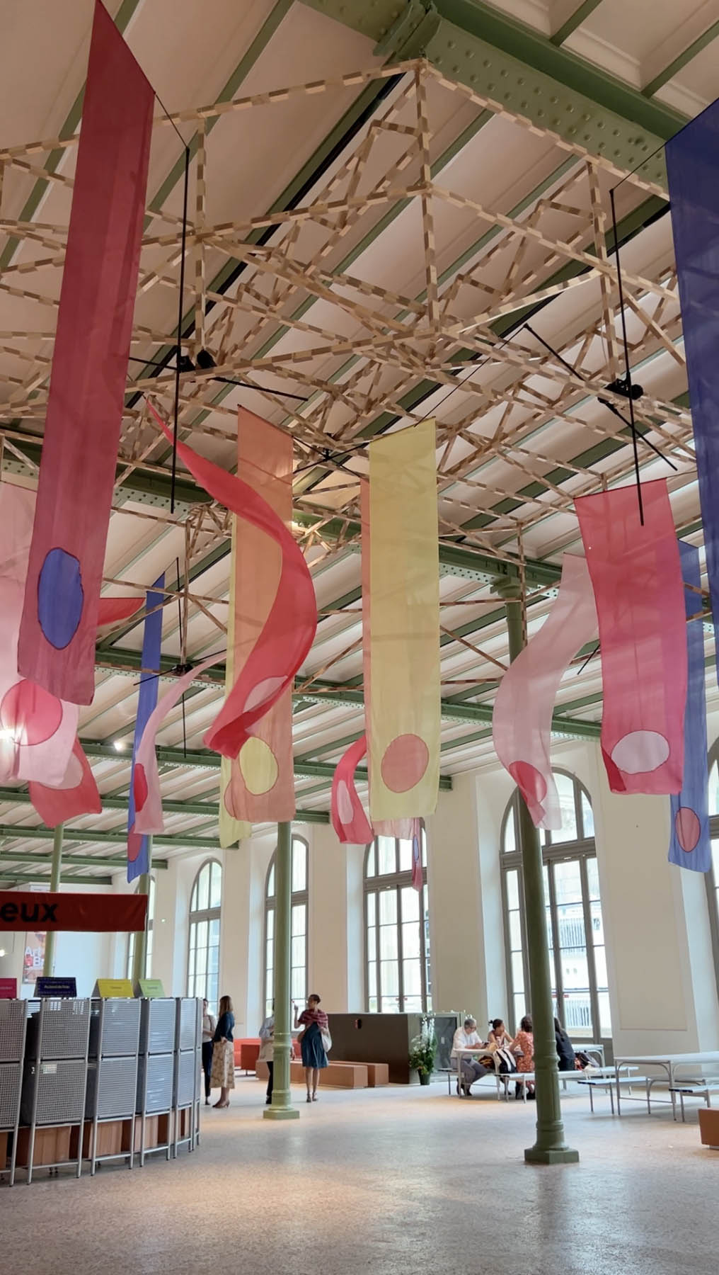 Voûtes & Volutes : l’installation gratuite qui fait virevolter le Grand ...